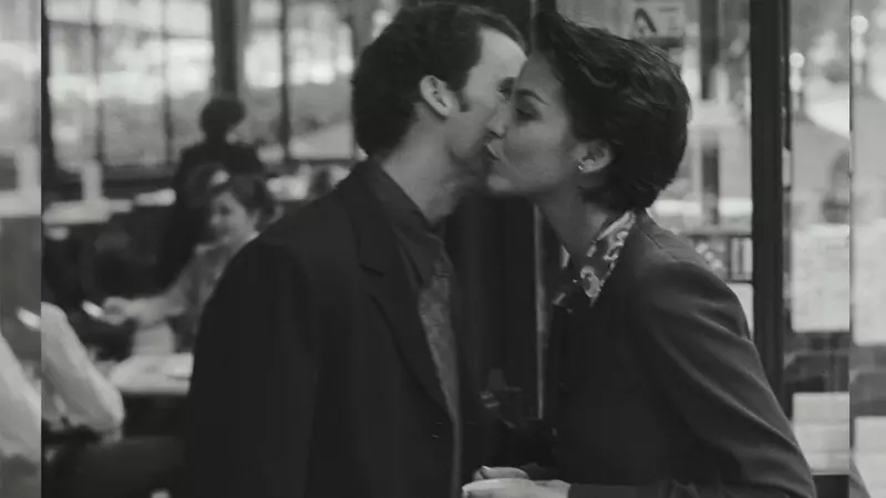 Bisou là gì? Ý nghĩa của nụ hôn bisou trong văn hóa người Pháp